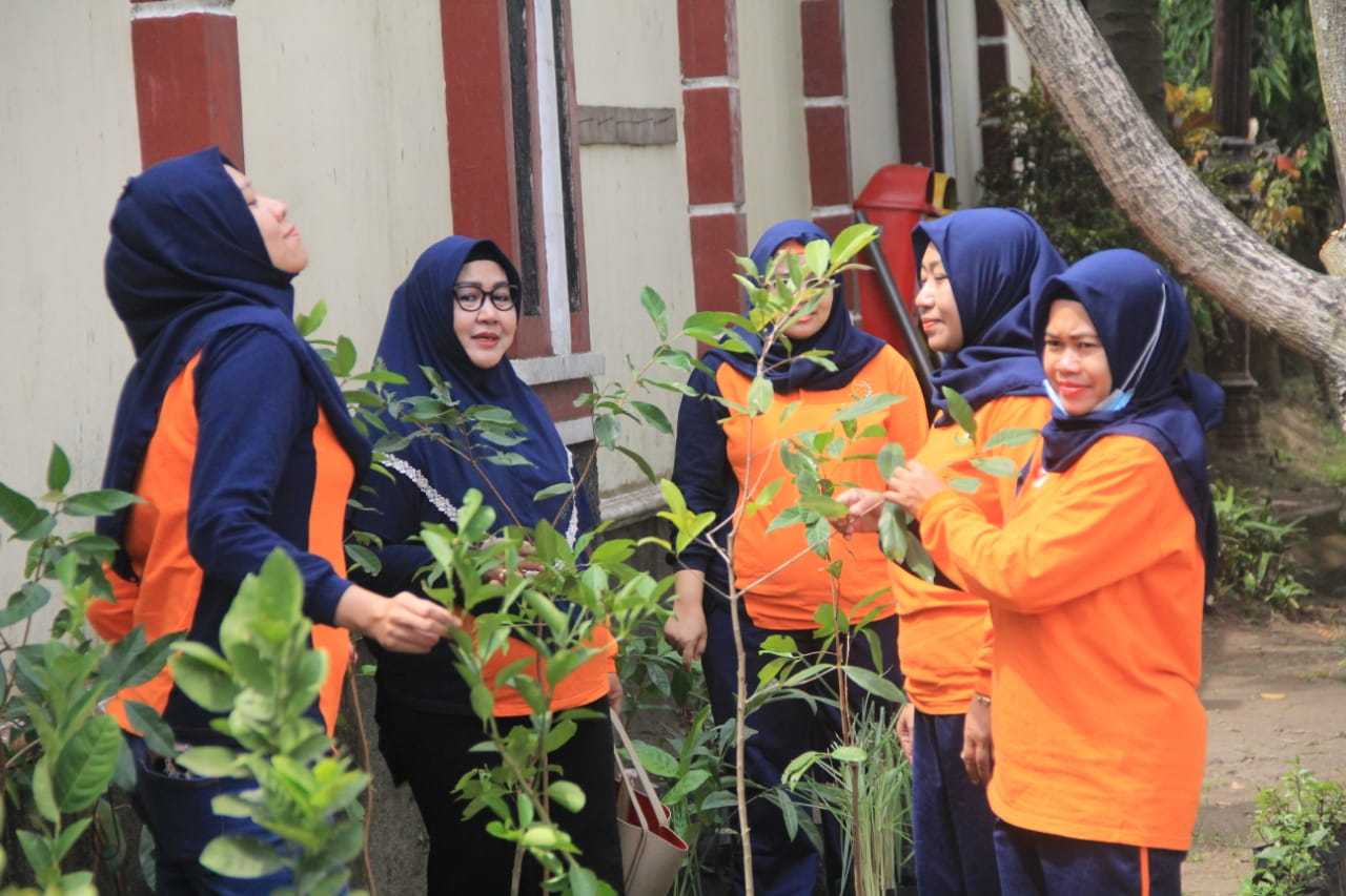 Ikatan Adhyaksa Dharmakarini Kota Malang Tanam Obat Keluarga - Teropong ... Ikatan Adhyaksa Dharmakarini Kota Malang Tanam Obat Keluarga - Teropong ...